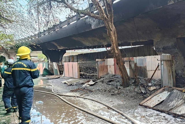 Sau vụ cháy bãi xe dưới gầm cầu, sức chịu đựng của cầu Vĩnh Tuy đã giảm, cần được sửa chữa